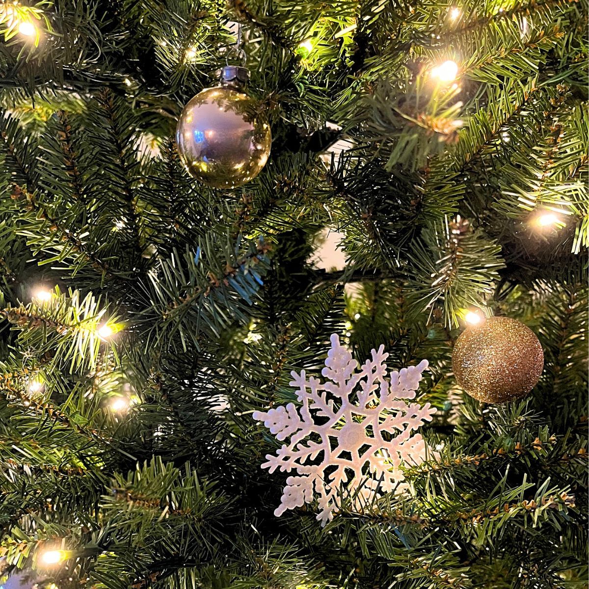 How to Pick the Best Artificial Christmas Tree - The Palette Muse